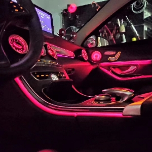 仰望着宁静的夜空 