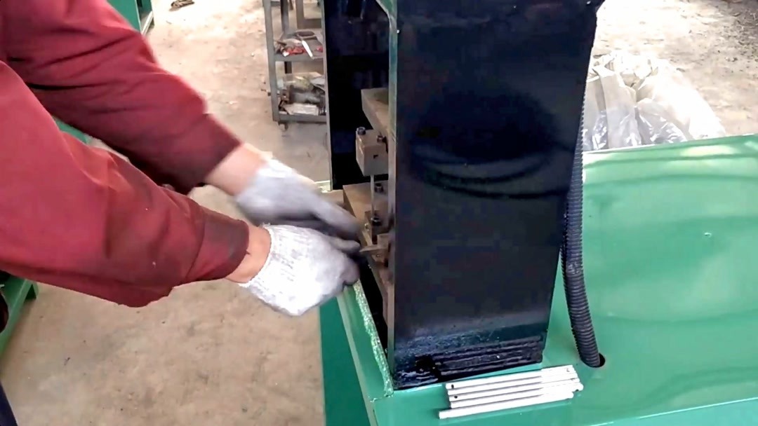 制作圆管冲孔机也好方管打孔机也罢,管子越小模具越难制作