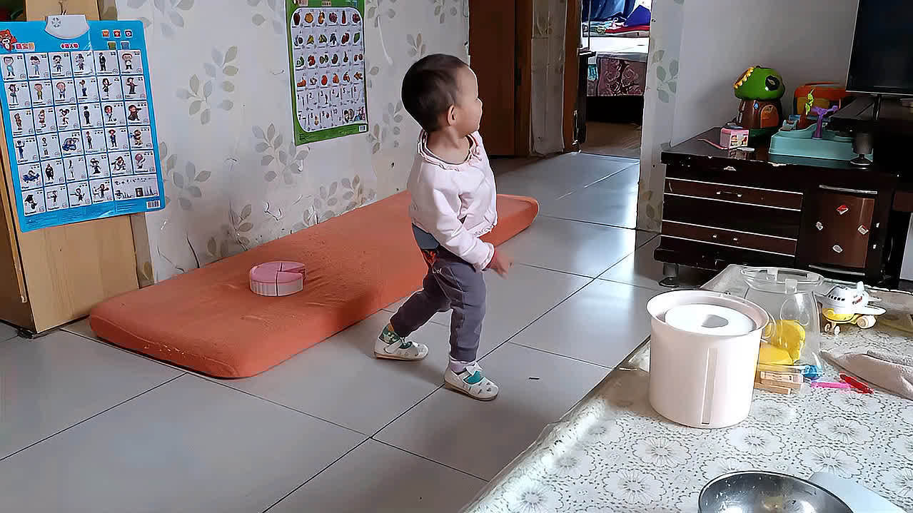 自己播放音乐,自创自演的舞蹈,有模有样!