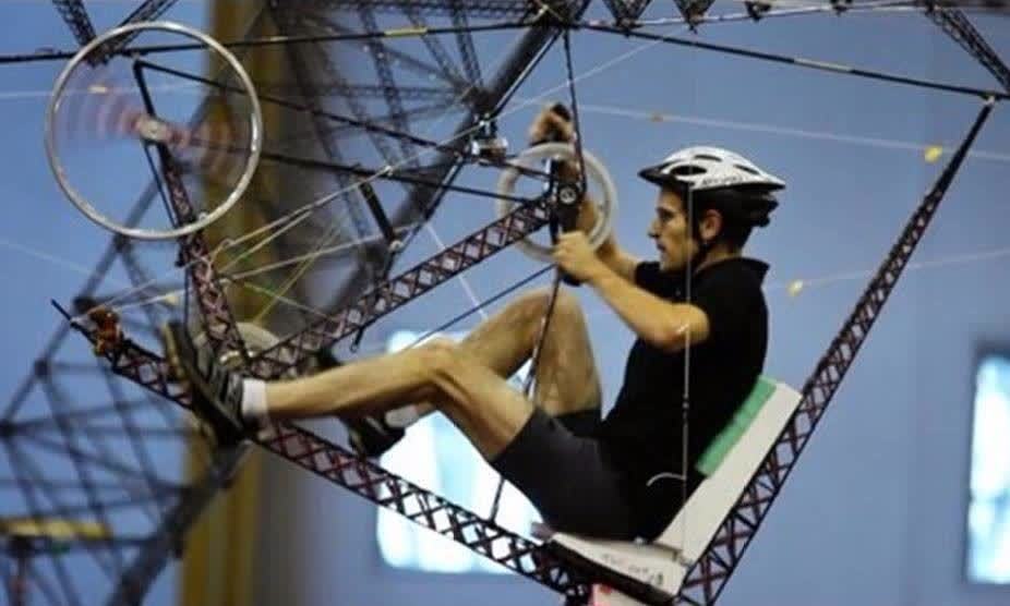 小伙在自行车上安装"翅膀",踩动脚踏板后,神奇.