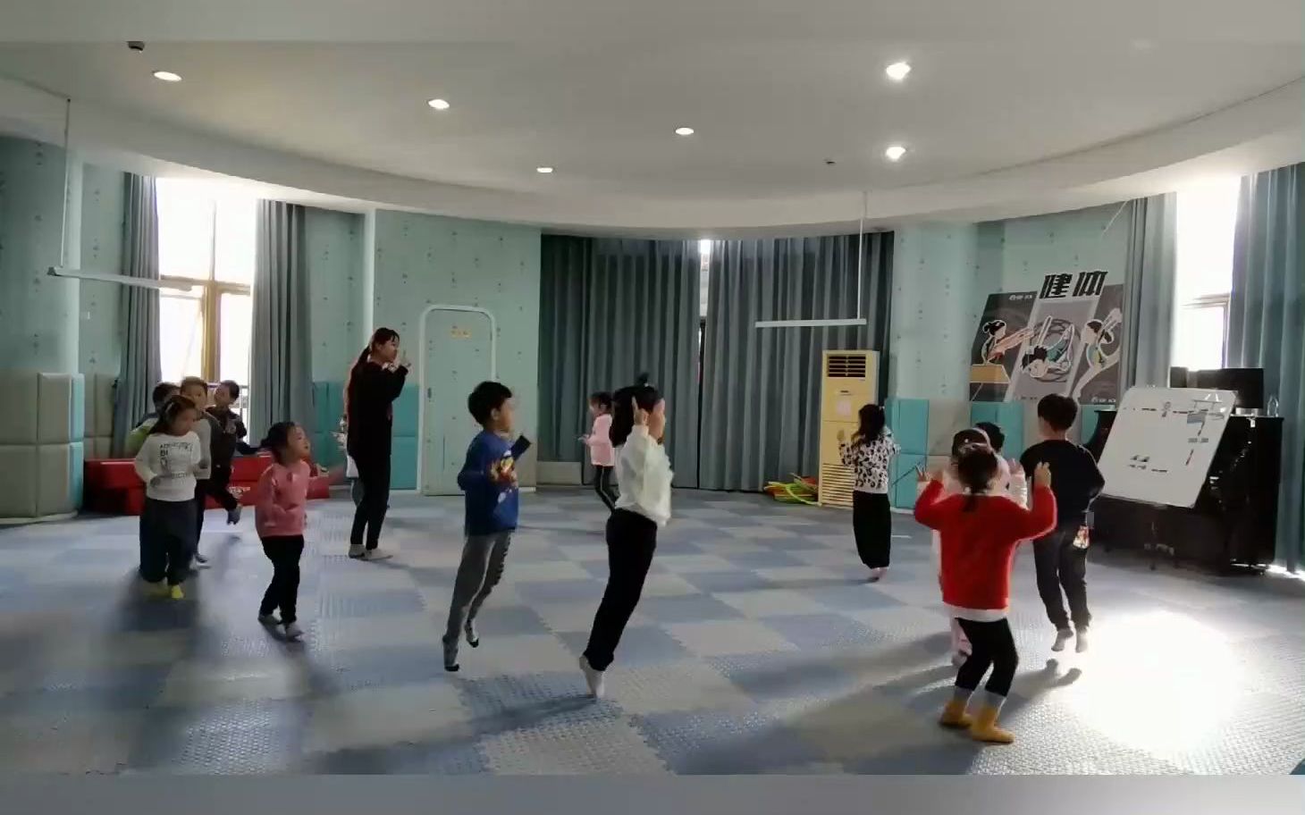 大班体育《有趣的小炮仗》(送配套教案) 幼师幼儿园优质公开课A7