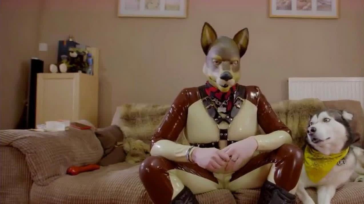 国外男子自认为天生是只狗,模仿狗生活,甚至给自己戴链子上街