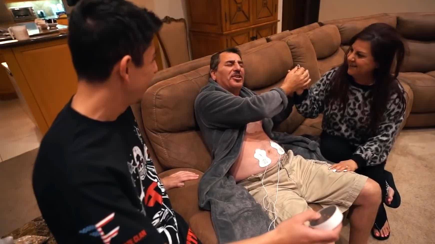 10000美元的挑战,老外体验分娩模拟器,只有完成才能获得奖金