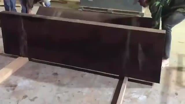 这才叫实木桌面,用整块木板打造,至少卖好几千块!