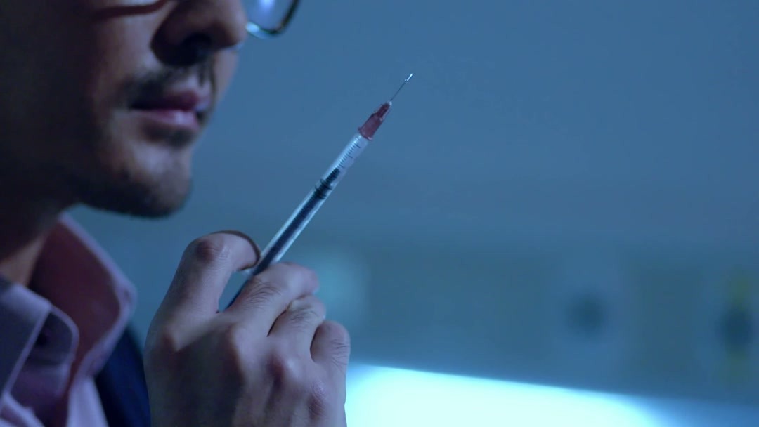 郭阳在前女友床边睡着?大哥郭海不发一言出手就是一针!