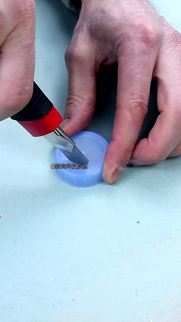 有史以来最简单的塑料瓶切割器