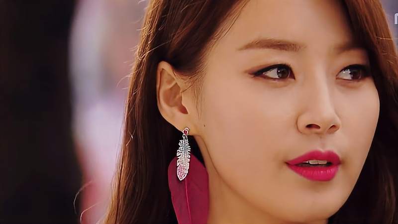 两个女人长得一模一样,却有着完全不同的命运