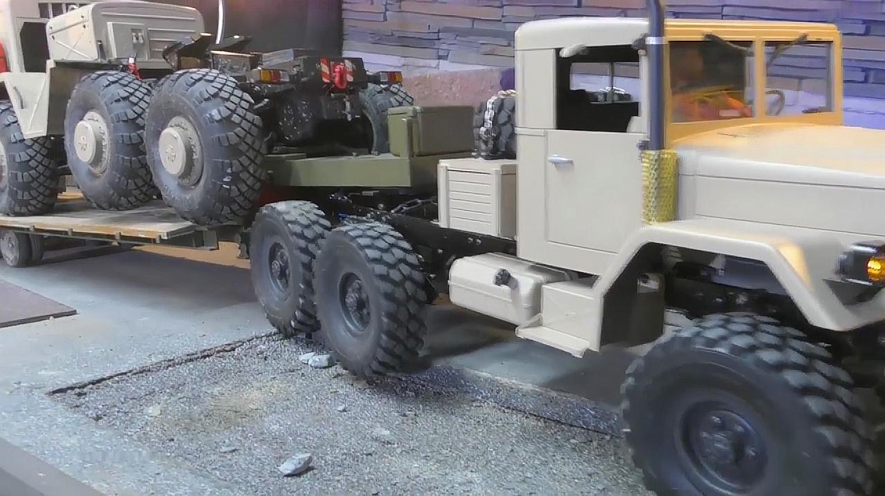 RC汽车模型展示,本以为这辆大的已经够霸气了,谁知上面的更甚