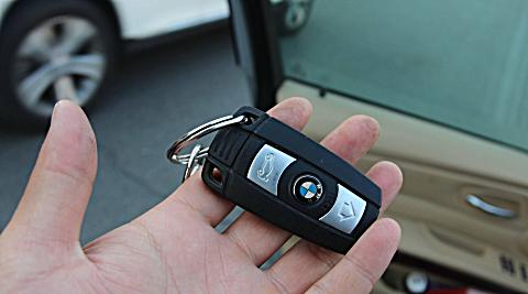 宝马5系车门如何用钥匙轻松打开?