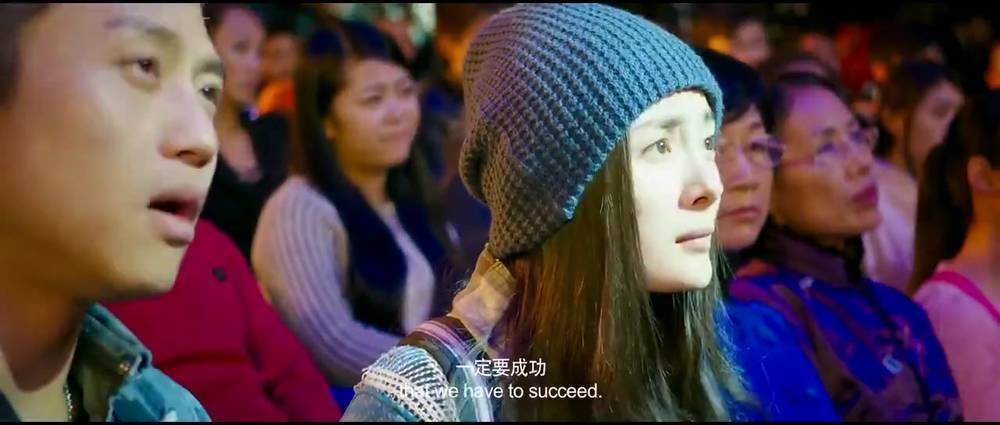 大师的演讲有这么感动吗?全场只有小姐姐一人哭