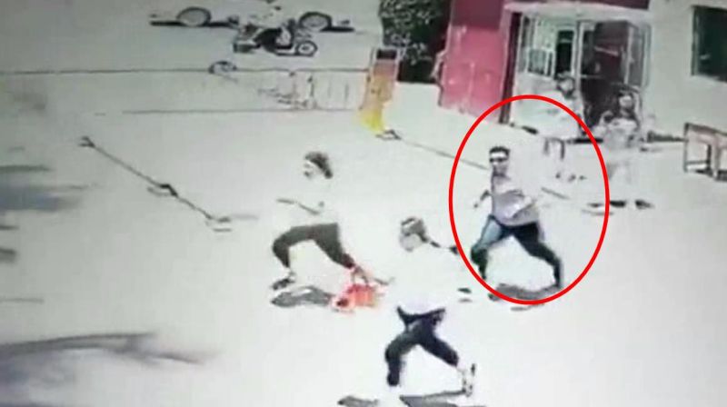 女学生刚走进校门3秒,就突然被一名男子狂追,监控拍下全部过程