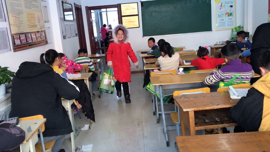 还记得这种木质课桌吗?两个人一张桌,当时还和同桌划个线呢?