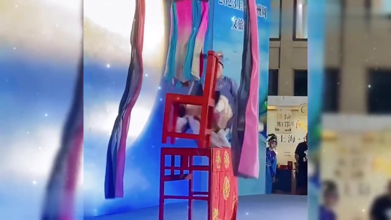 戏剧演员表演时上演惊险一幕,如果有点失误后果都是不得了的