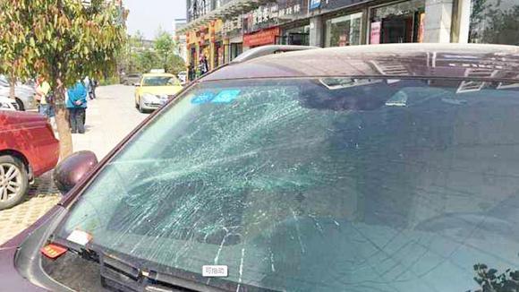 前挡风玻璃砸了个小洞,不要着急,用老司机这个方法,30元搞定