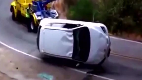 说好一起滚|老司机汽车侧翻也能开回来 抛弃伙伴自己先滚了