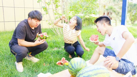 小伙卖西瓜,不用工具开瓜就能免单,小夫妻的做法太机智了