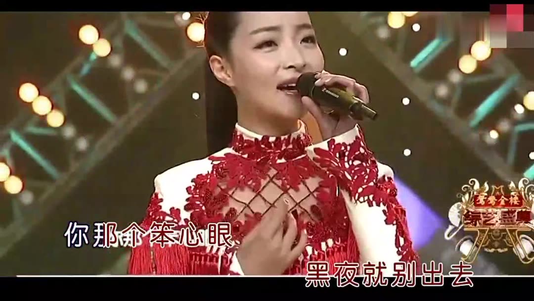 王小妮随着王二妮出道以来一首非常好听的歌曲《问哥哥》听醉了!