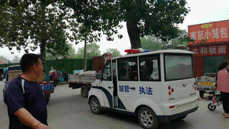 城管还没走就着急摆摊!