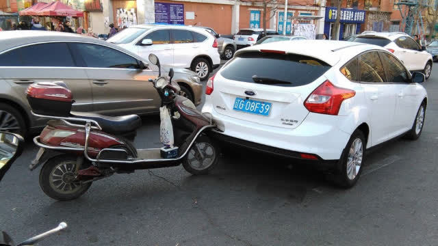 等红灯时被电动车追尾,致电动车车主身亡,汽车车主有责任吗