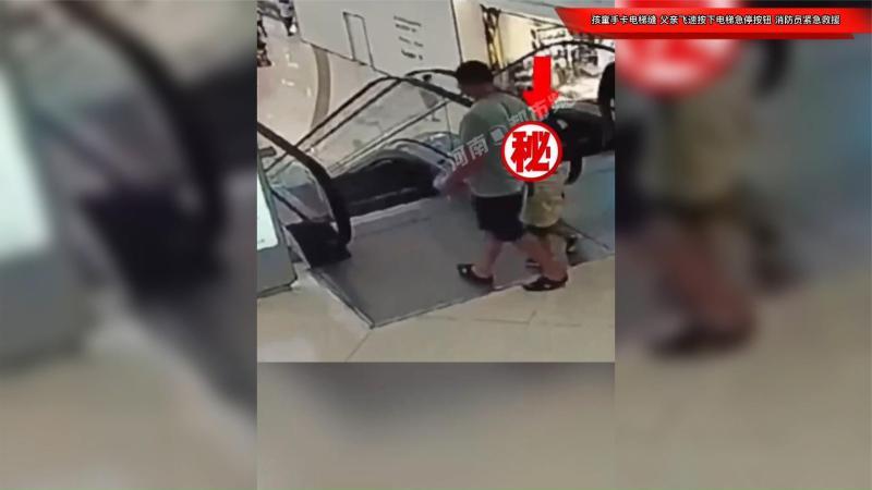 孩童手卡电梯缝,父亲飞速按下电梯急停按钮,消防员紧急救援