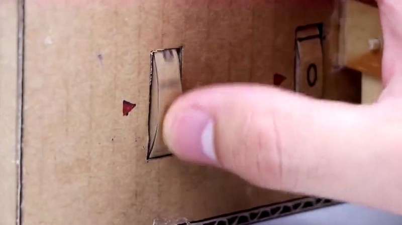 手工牛人用纸板做的保险箱,还有密码设置,脑洞真是大开