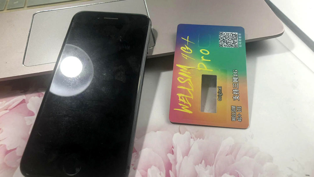 老梁给粉丝送了苹果6手机后，开箱卡贴机，教大家如何使用卡贴机