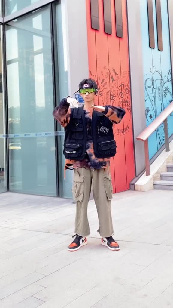 这里有个机器人在跳舞