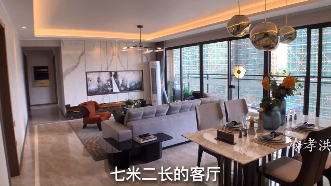 第一次见这样的房子,阳台和客厅一样长,这景观也太好了