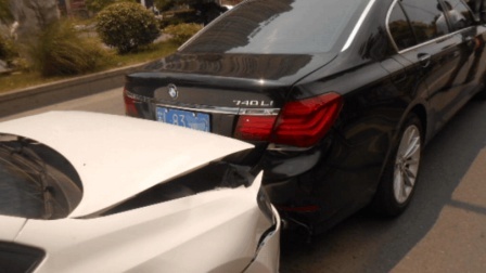 行车记录仪拍下的一幕:前车的驾照是买的吧