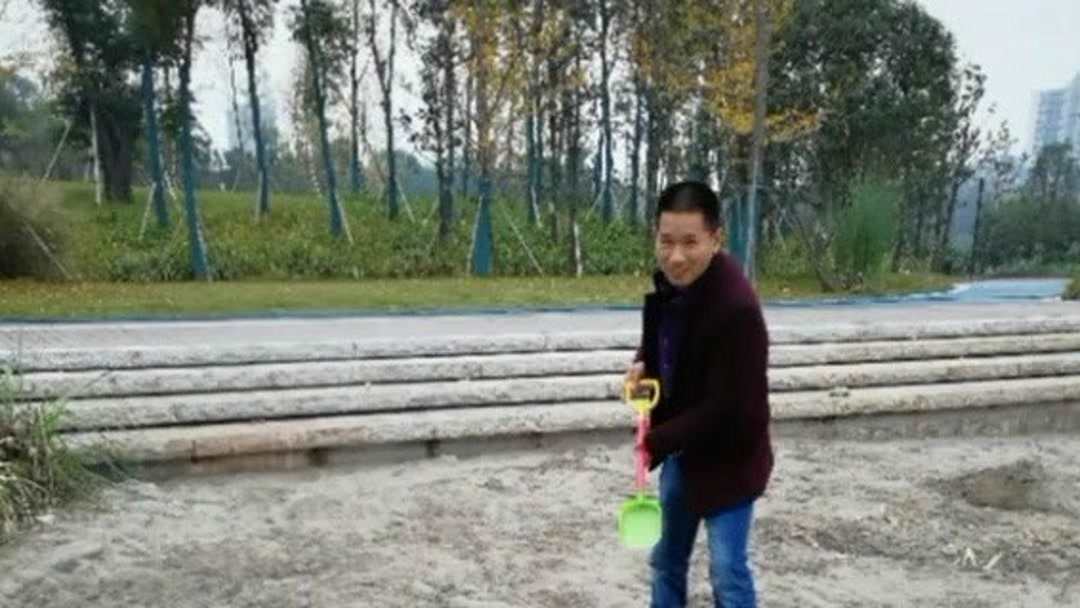 ...的常任理事,夫妻辩论的大赛冠军,国家一级麻将大师,全国吸烟宣传大使