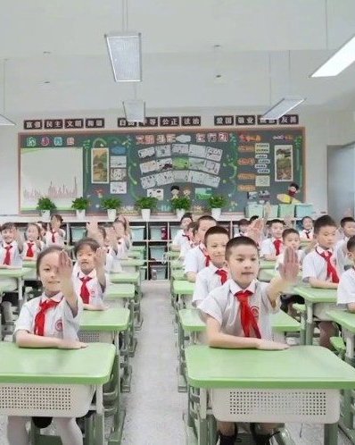 ...”指挥手势舞学了交规又健体~】在我们日常生活中,交通指挥手势...