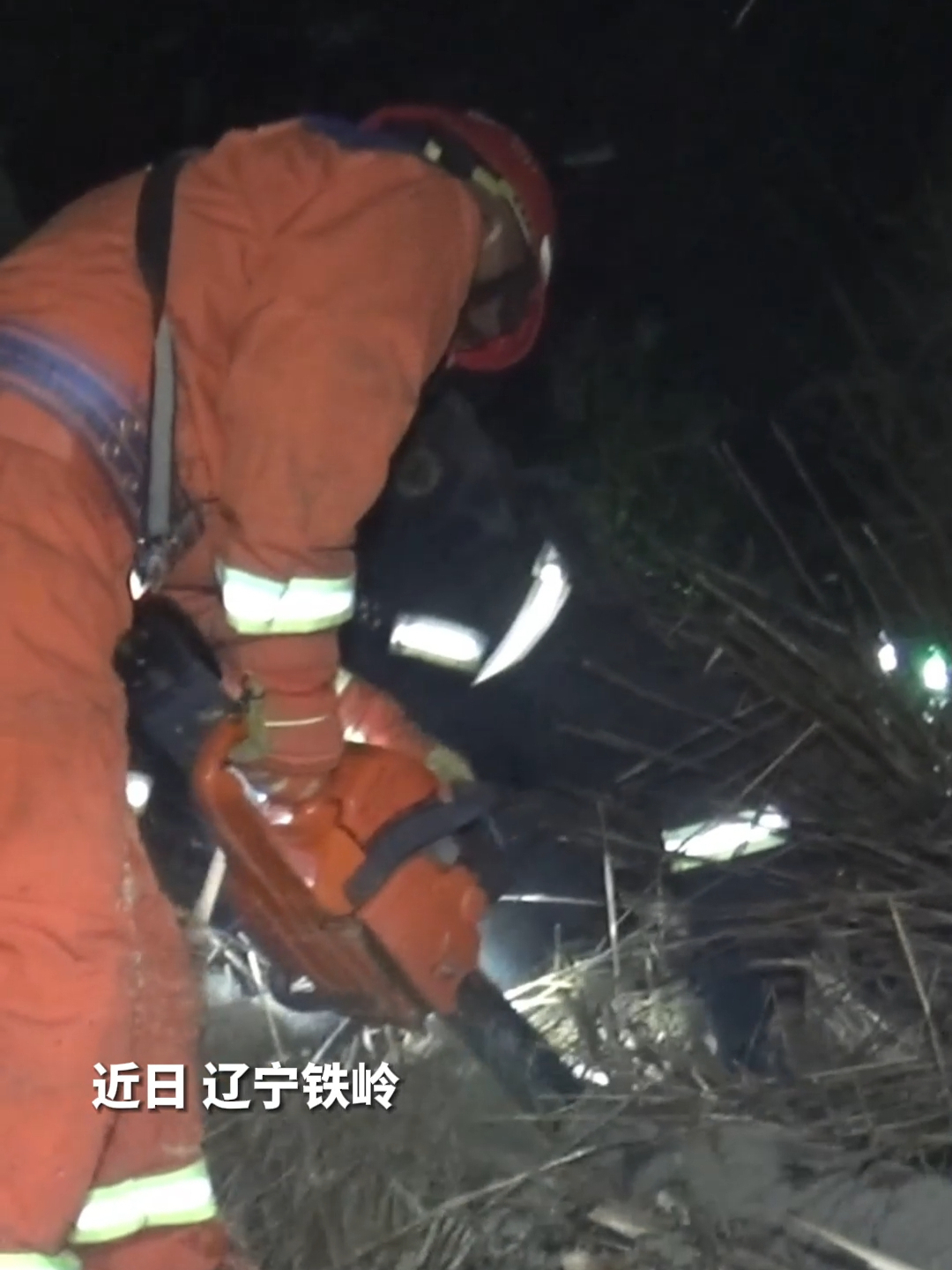 房屋倒塌,老人被困废墟中情况紧急