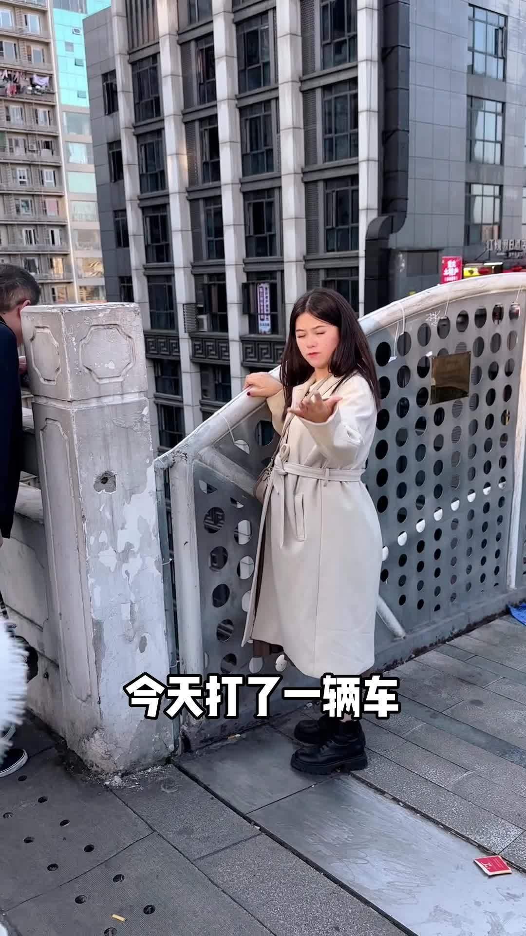 在重庆,方向没有东南西北,只有左右上下,打个车真是不容易!