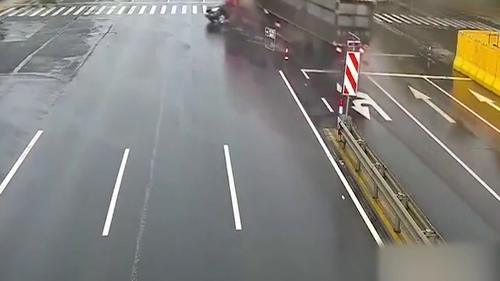 行车记录仪:SUV从大货车车下活下来了!操控简直太牛B了!!!