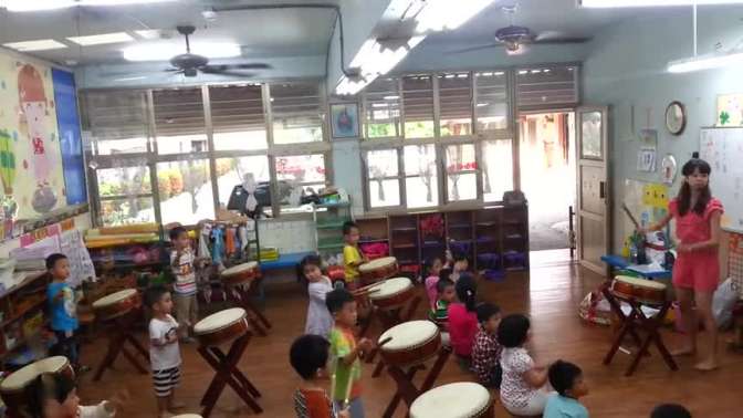 小男孩上太鼓课尿急不敢跟老师说,结果直接尿在了裤子上