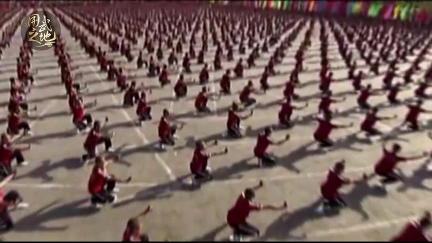 震撼!塔沟武校万人表演少林功夫,整齐划一,热血沸腾!