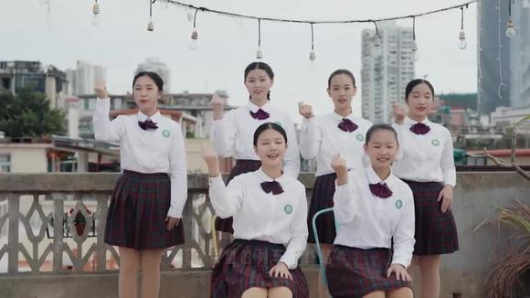 厦门六中合唱团合唱《送我一朵小红花》简单的旋律传递出十足的