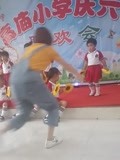 女儿过六一儿童节表演节目 在舞台上表演节目特别认真老师,怎么