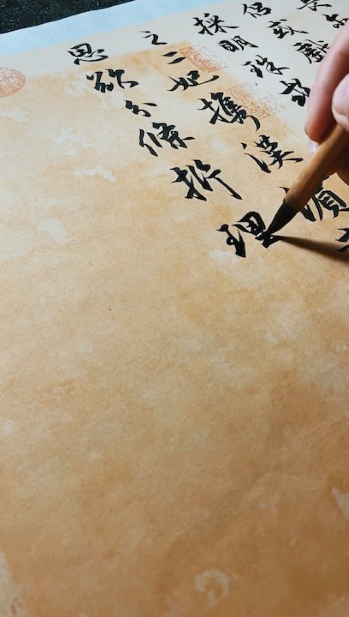 字体的不同造型,表现的情感不同,三角形奔放张扬,圆形内敛含蓄,粗线条...