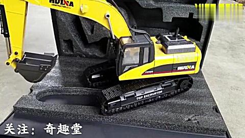 新买的挖掘机模型到货了, 开箱上手体验, 居然还得加柴油才能发动