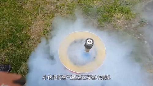 用液压机碾压氧气瓶,会发生爆炸吗?小伙硬核实验!