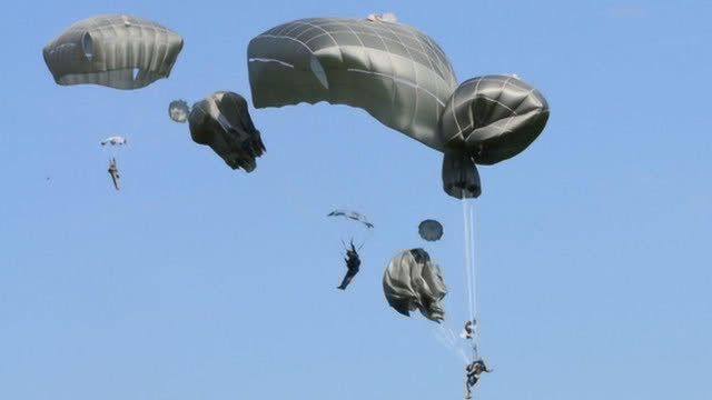 小伙高空跳伞失误,降落伞半空被撞,镜头记录30秒下降过程