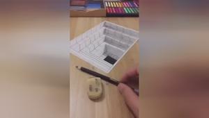 桌子上出现了一个洞,仔细一看才知道是画上去的