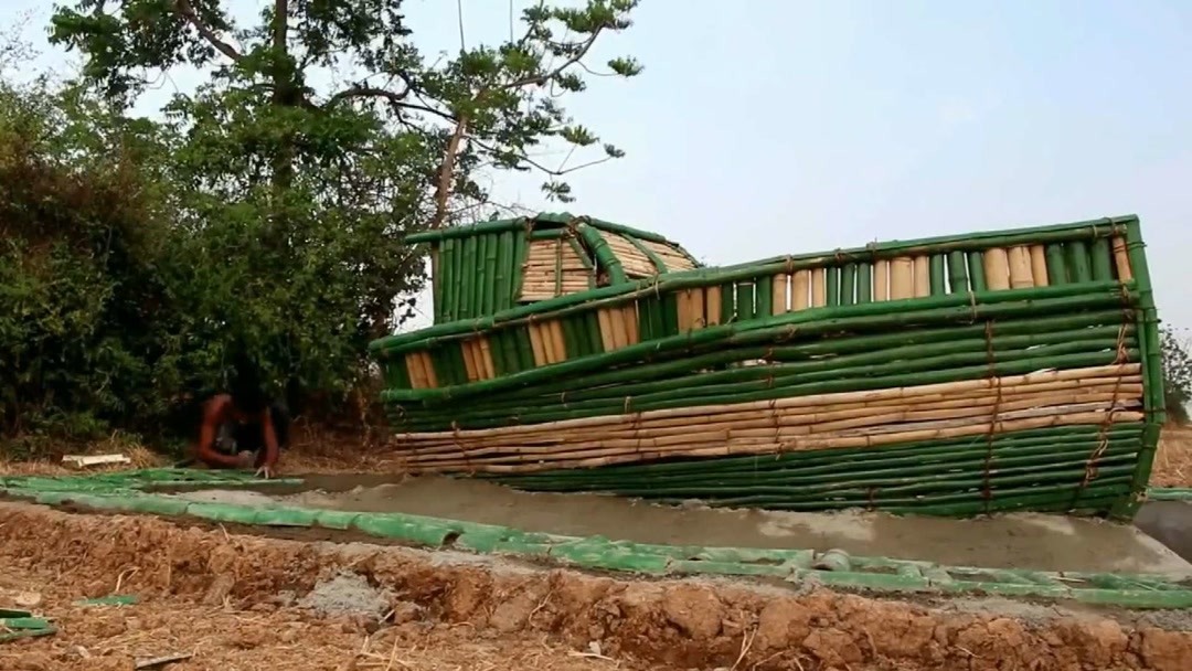生存小哥在野外设计了一座船模型,用竹子建造的太漂亮了