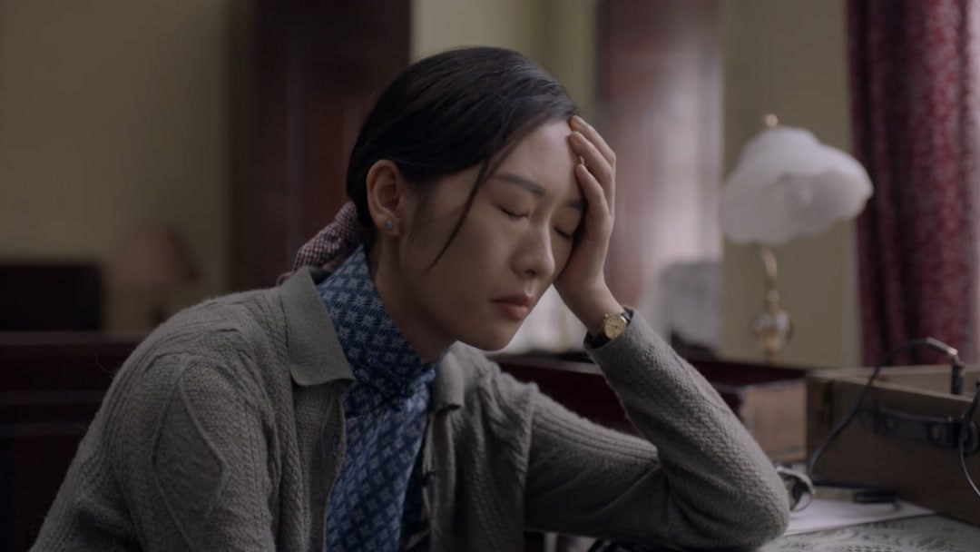 《叛逆者》朱怡贞烧掉电报信息 她伤心地留下泪来