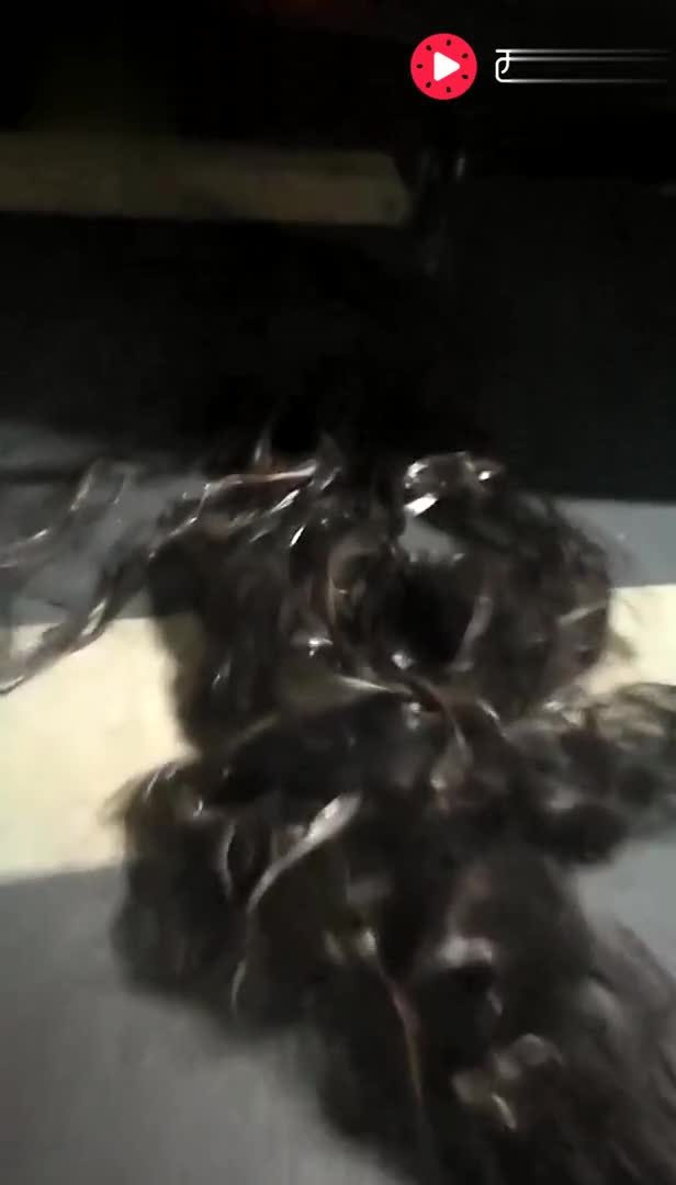 爱车排气管内扯出大量黑色团状物 真相竟是……