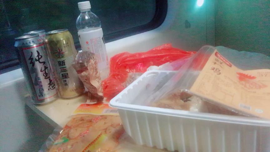 好长时间没坐卧铺火车了,整个德州扒鸡两个小菜,简单喝一口