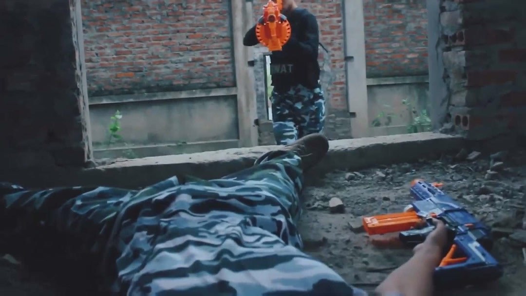 CS真人扮演:特种战士展开救援行动,勇闯恐怖分子基地!