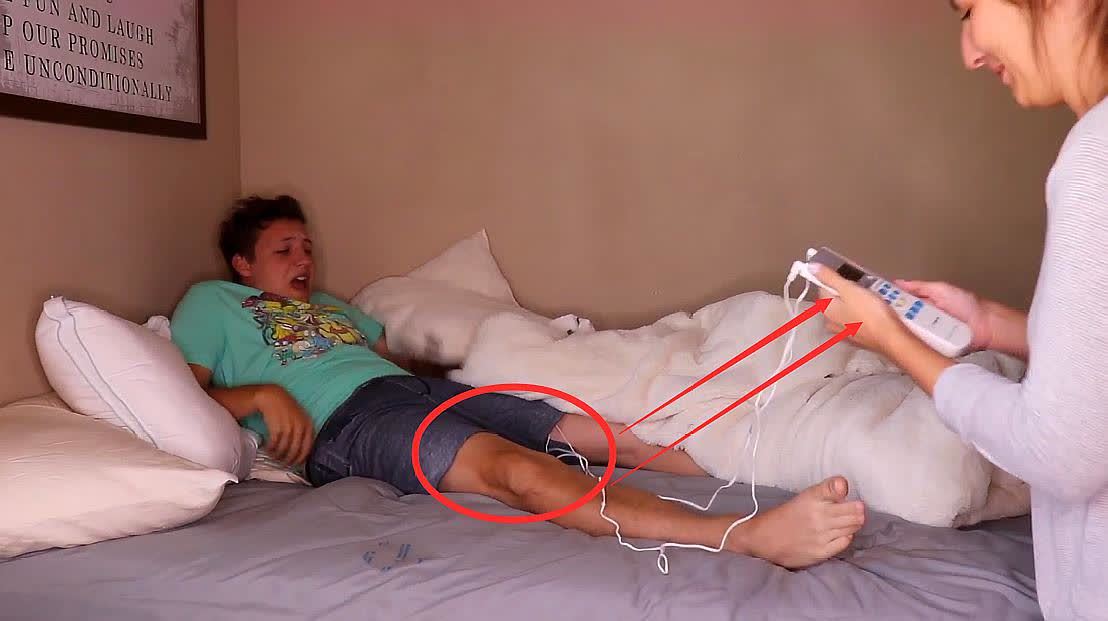 男朋友正在熟睡,小姐姐让他体验“分娩模拟器”,小哥哥能顶住吗