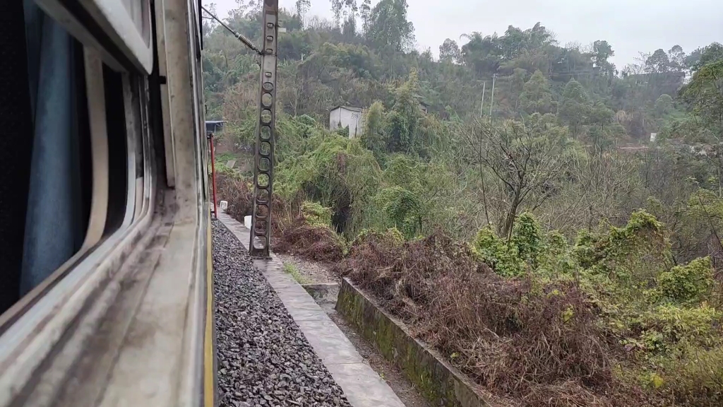 5612次列车低速接近铜罐驿车站。